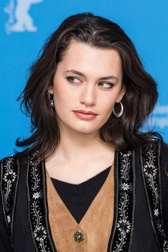 Ella Rumpf Height, Age, Body Measurements, Wiki | CELEBRITIES BODY SIZE